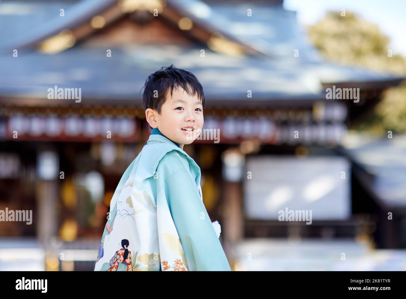 Japanese kid wearing kimono at the temple Stock Photo - Alamy