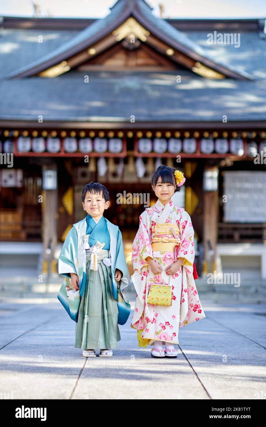 Japanese kids wearing kimonos at the temple Stock Photo - Alamy