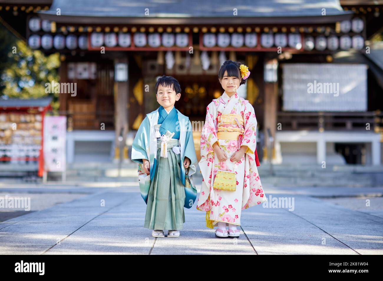 Japanese kids wearing kimonos at the temple Stock Photo - Alamy