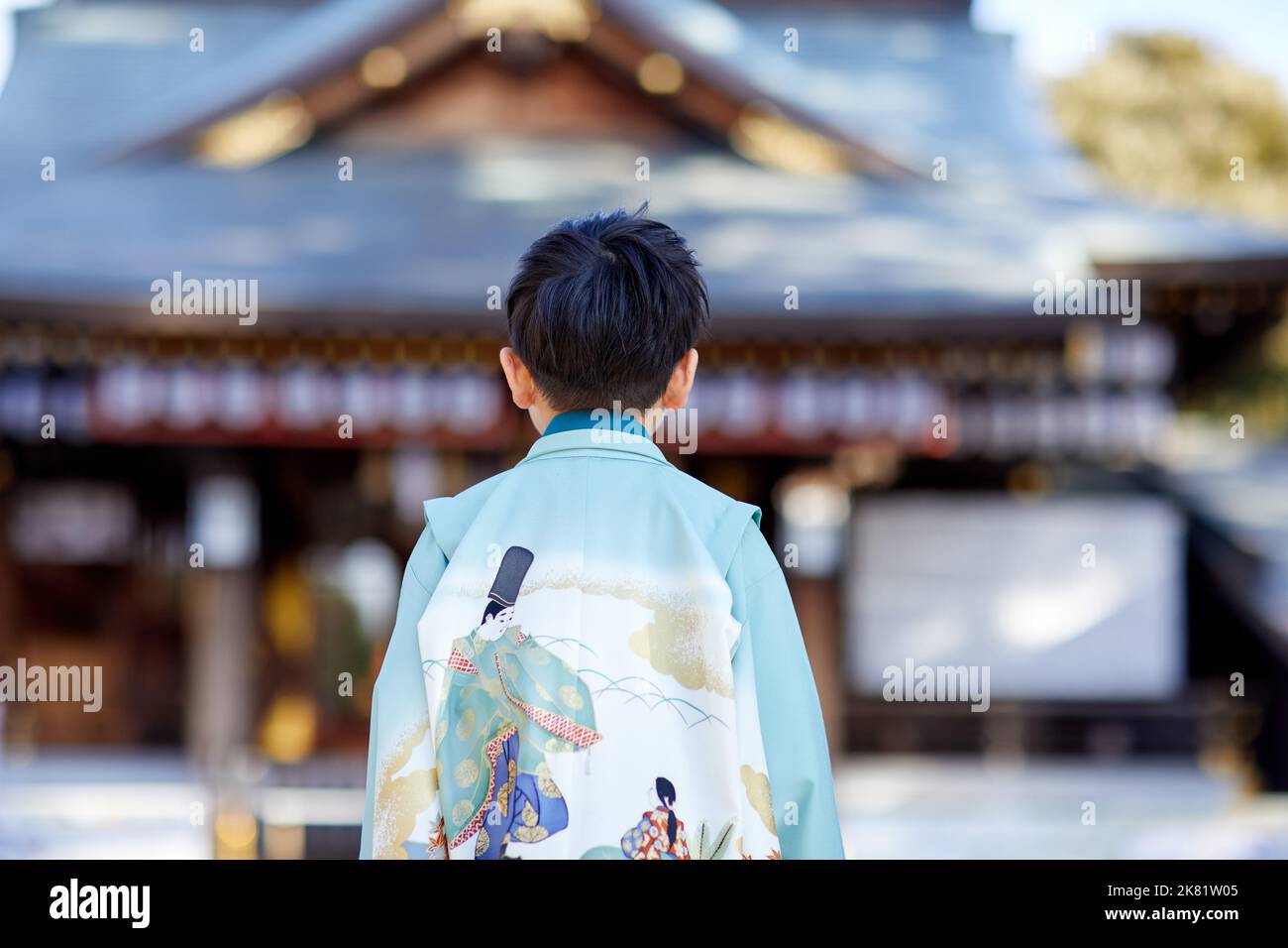 Japanese kid wearing kimono at the temple Stock Photo - Alamy