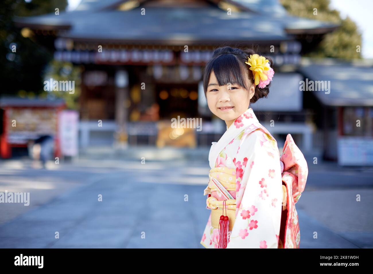 Japanese kid wearing kimono at the temple Stock Photo - Alamy