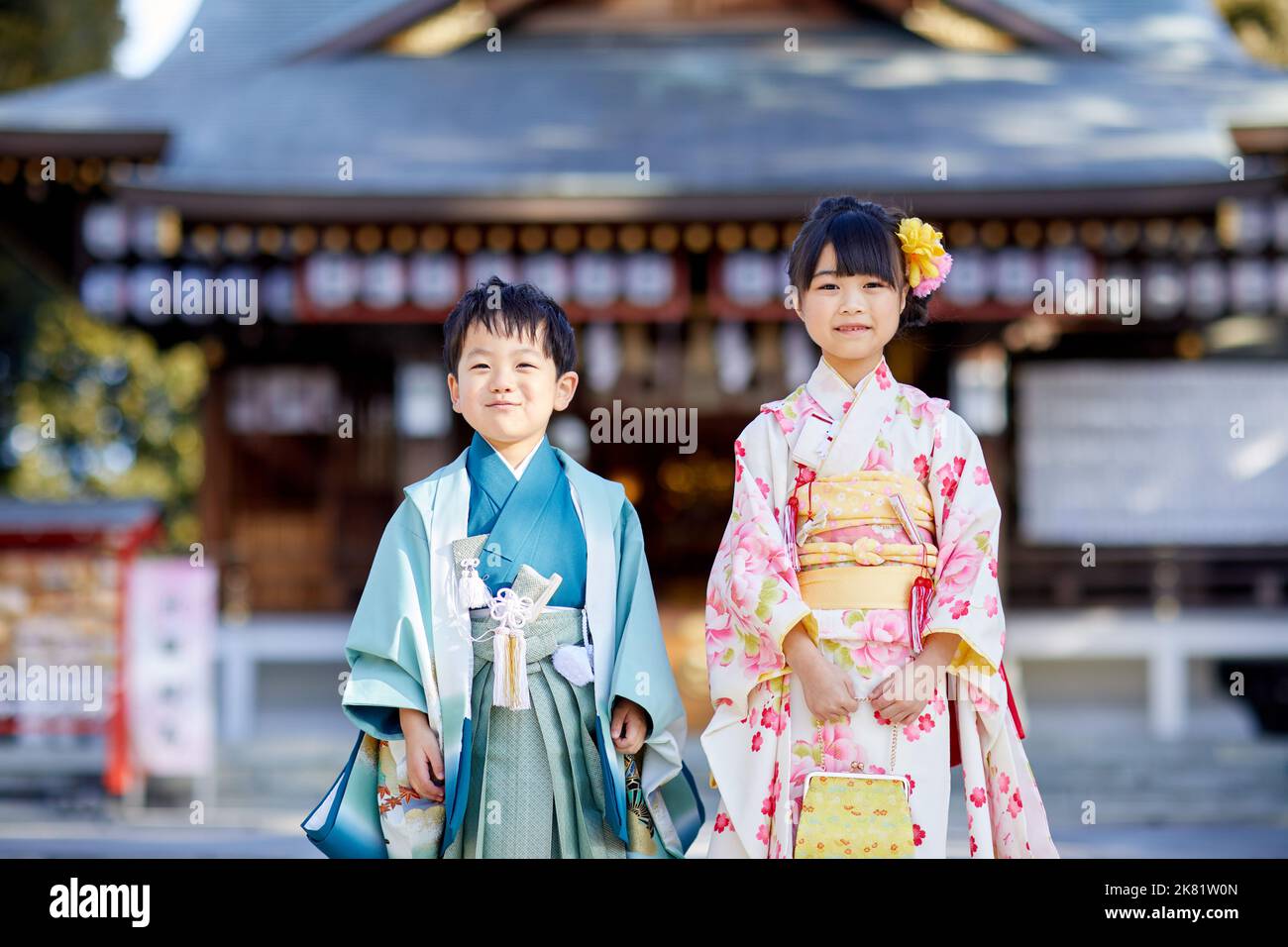 Asian girls wearing kimonos hi-res stock photography and images - Alamy