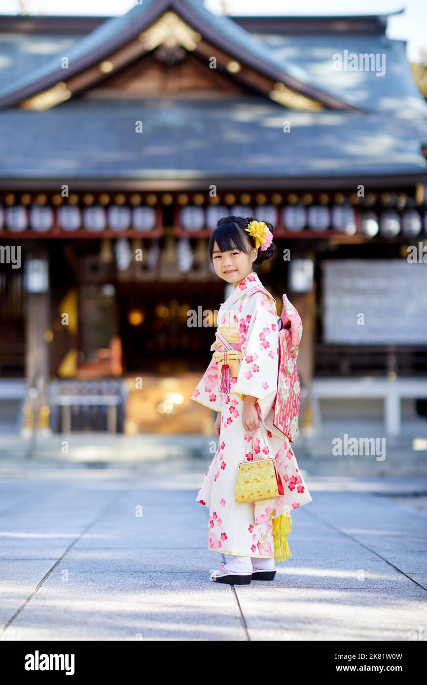 Japanese kid wearing kimono at the temple Stock Photo - Alamy