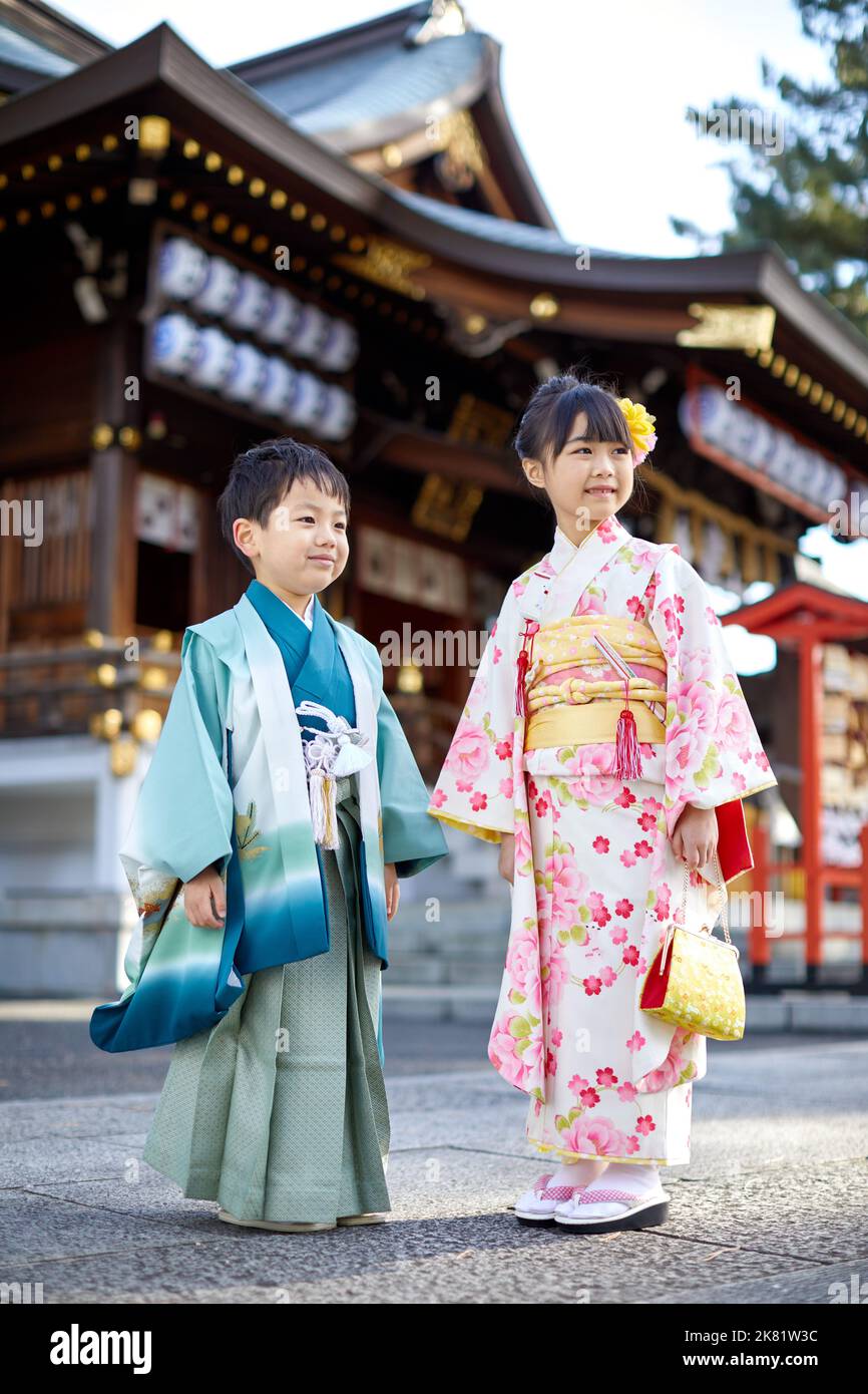 Japanese kids wearing kimonos at the temple Stock Photo - Alamy