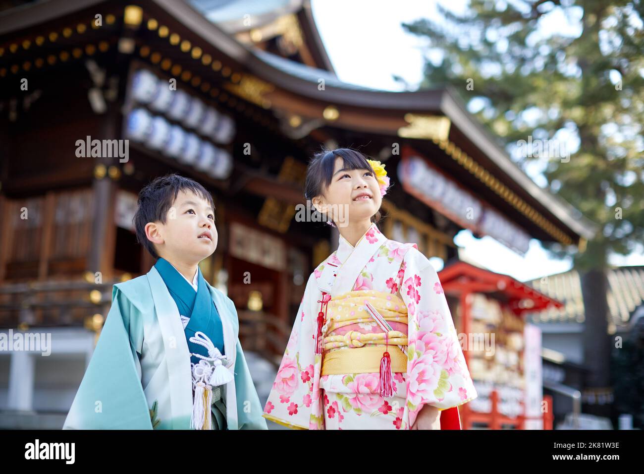 Japanese kids wearing kimonos at the temple Stock Photo - Alamy