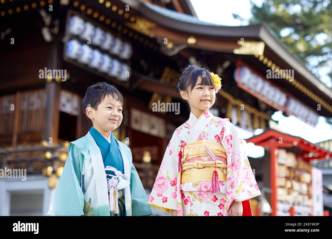 Asian girls wearing kimonos hi-res stock photography and images - Alamy