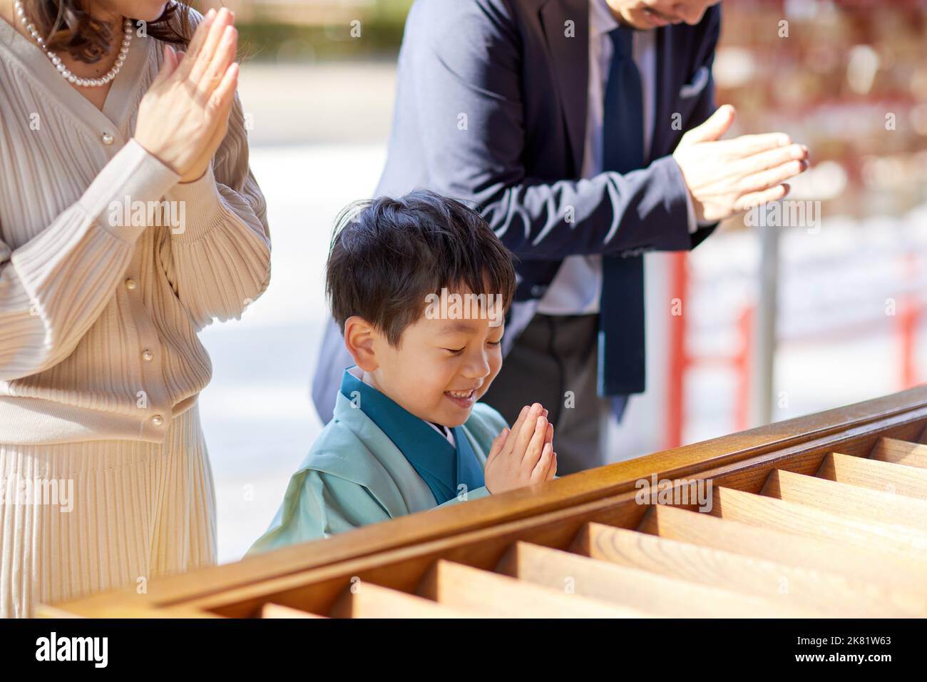 Japanese family at the temple Stock Photo - Alamy
