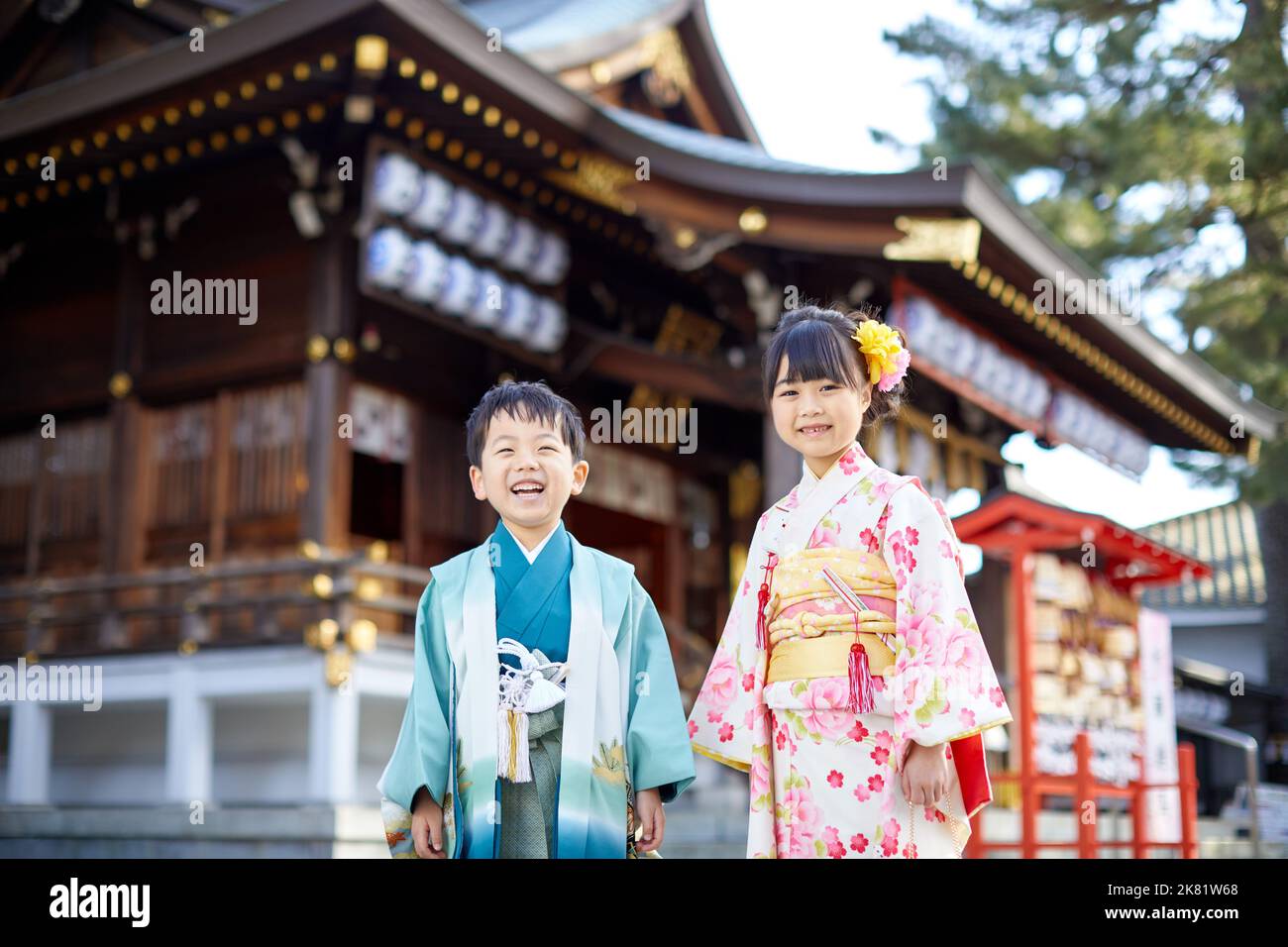 Japanese kids wearing kimonos at the temple Stock Photo - Alamy