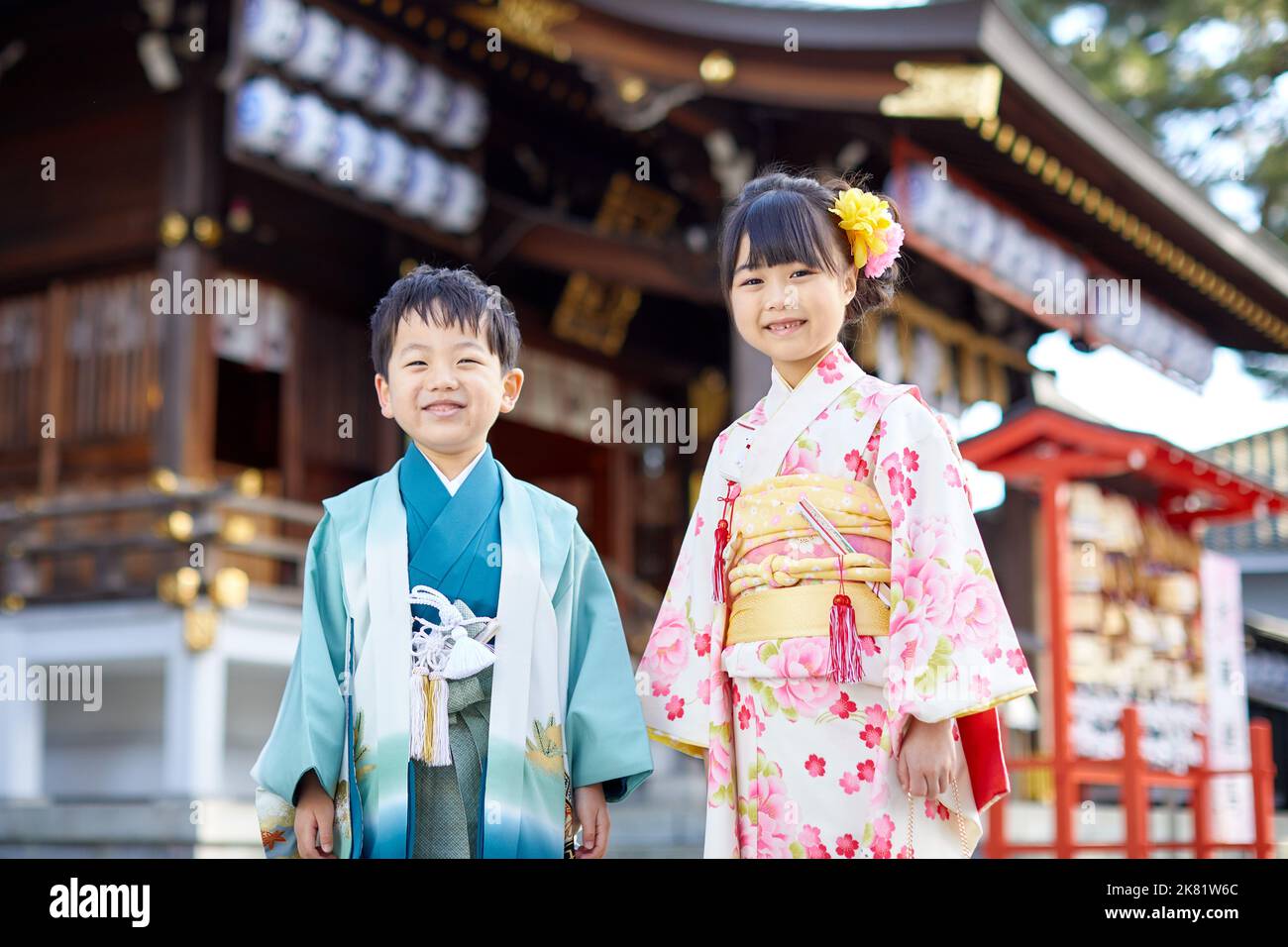 Japanese kids wearing kimonos at the temple Stock Photo - Alamy