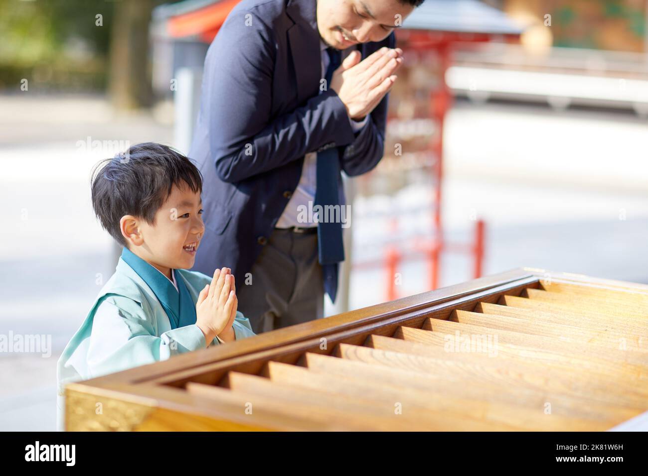 Japanese family at the temple Stock Photo - Alamy
