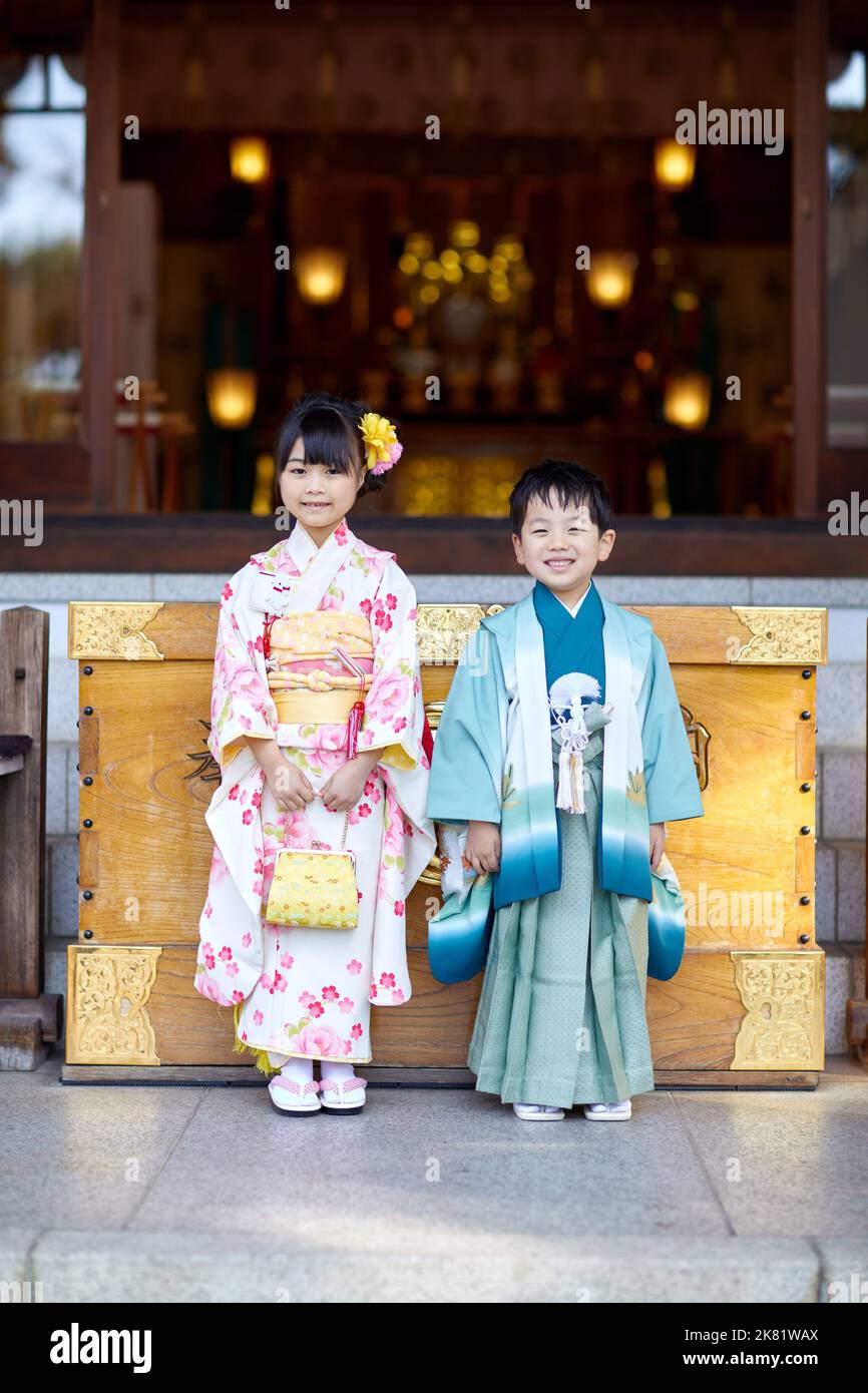 Japanese kids wearing kimonos at the temple Stock Photo - Alamy