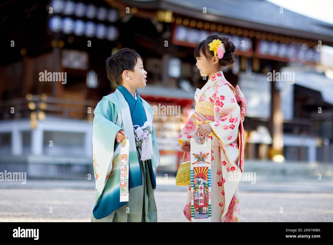 Asian girls wearing kimonos hi-res stock photography and images - Alamy