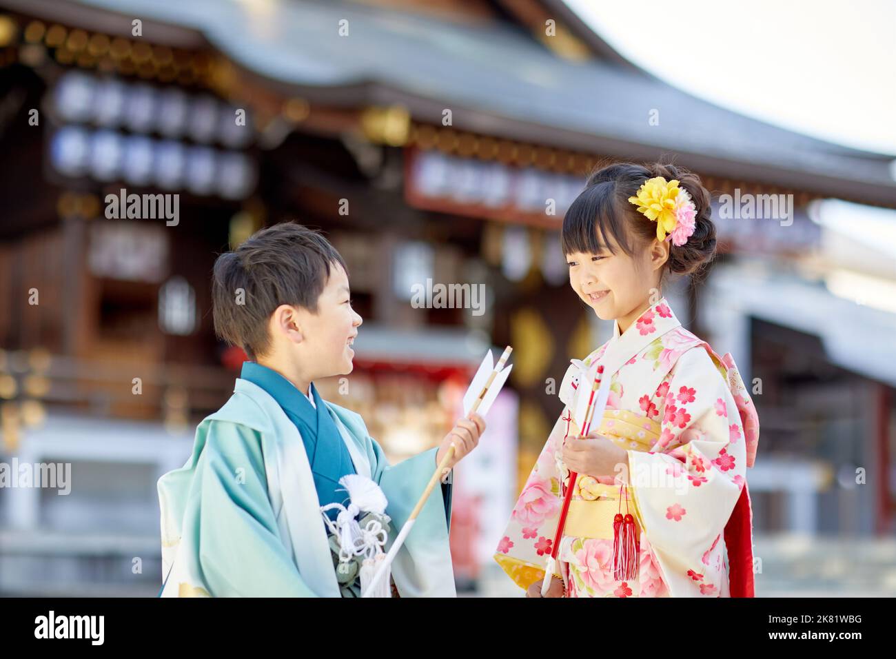 Japanese kids wearing kimonos at the temple Stock Photo - Alamy