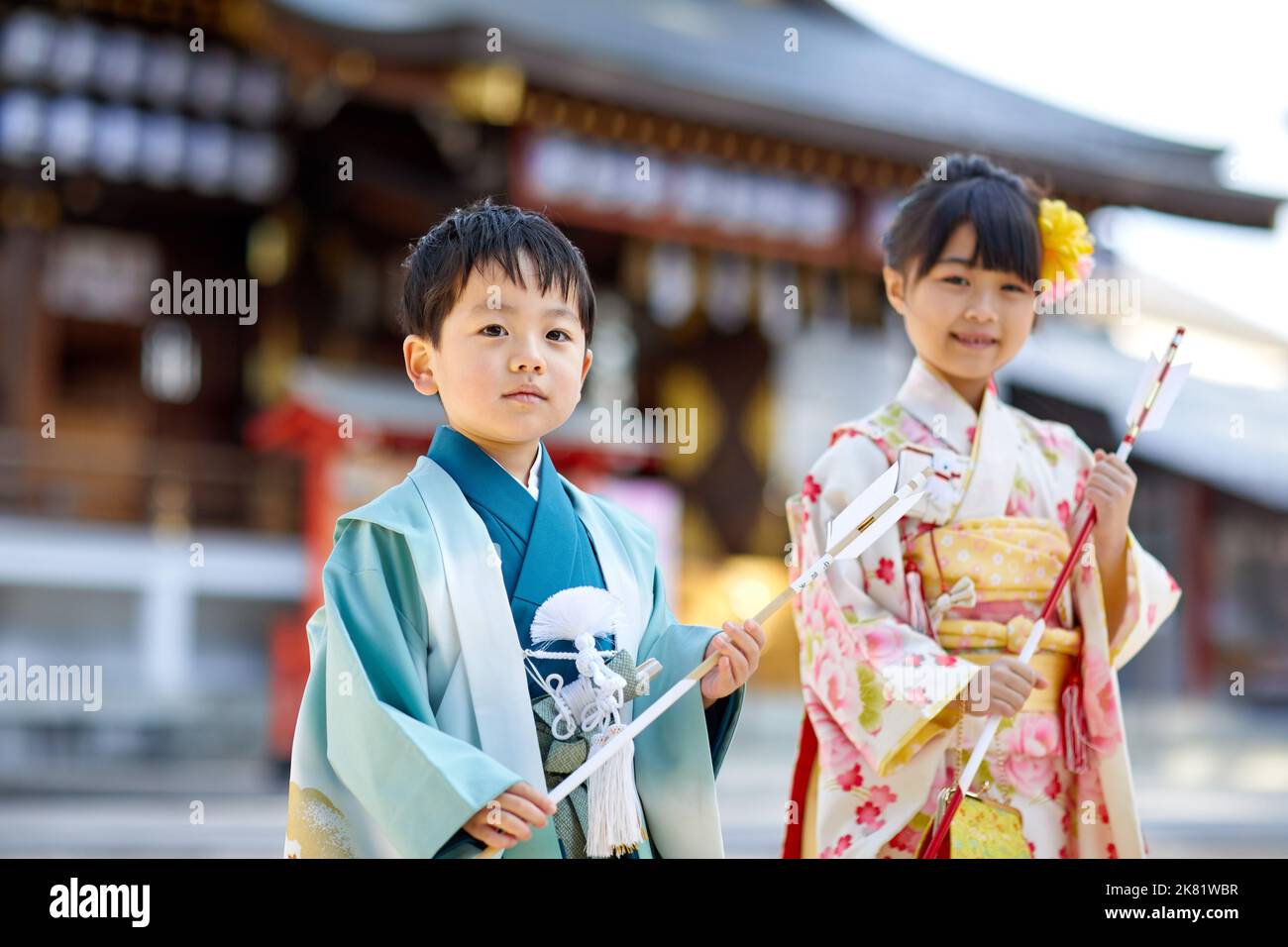 Japanese kids wearing kimonos at the temple Stock Photo - Alamy