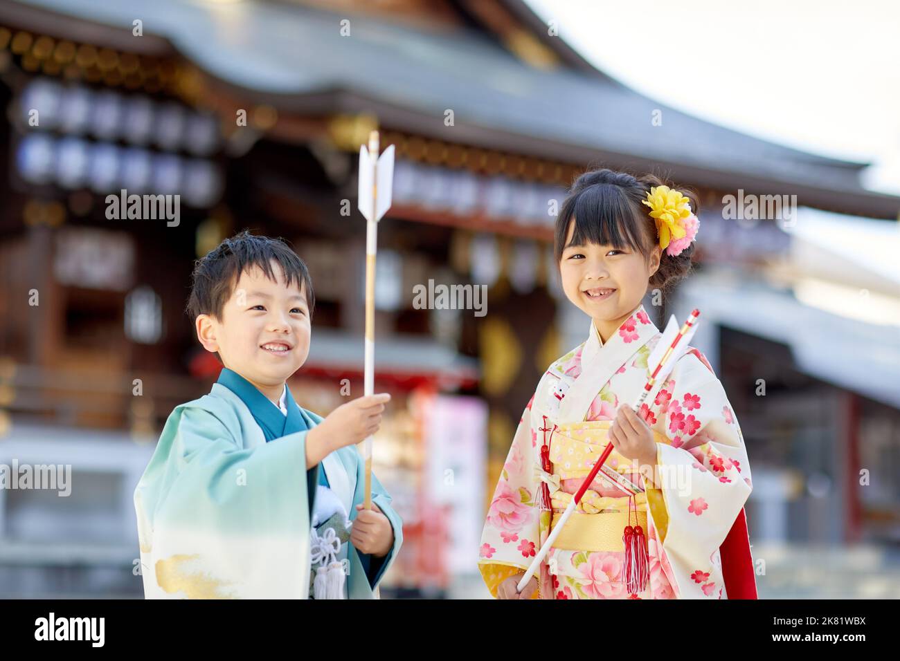 Japanese kids wearing kimonos at the temple Stock Photo - Alamy