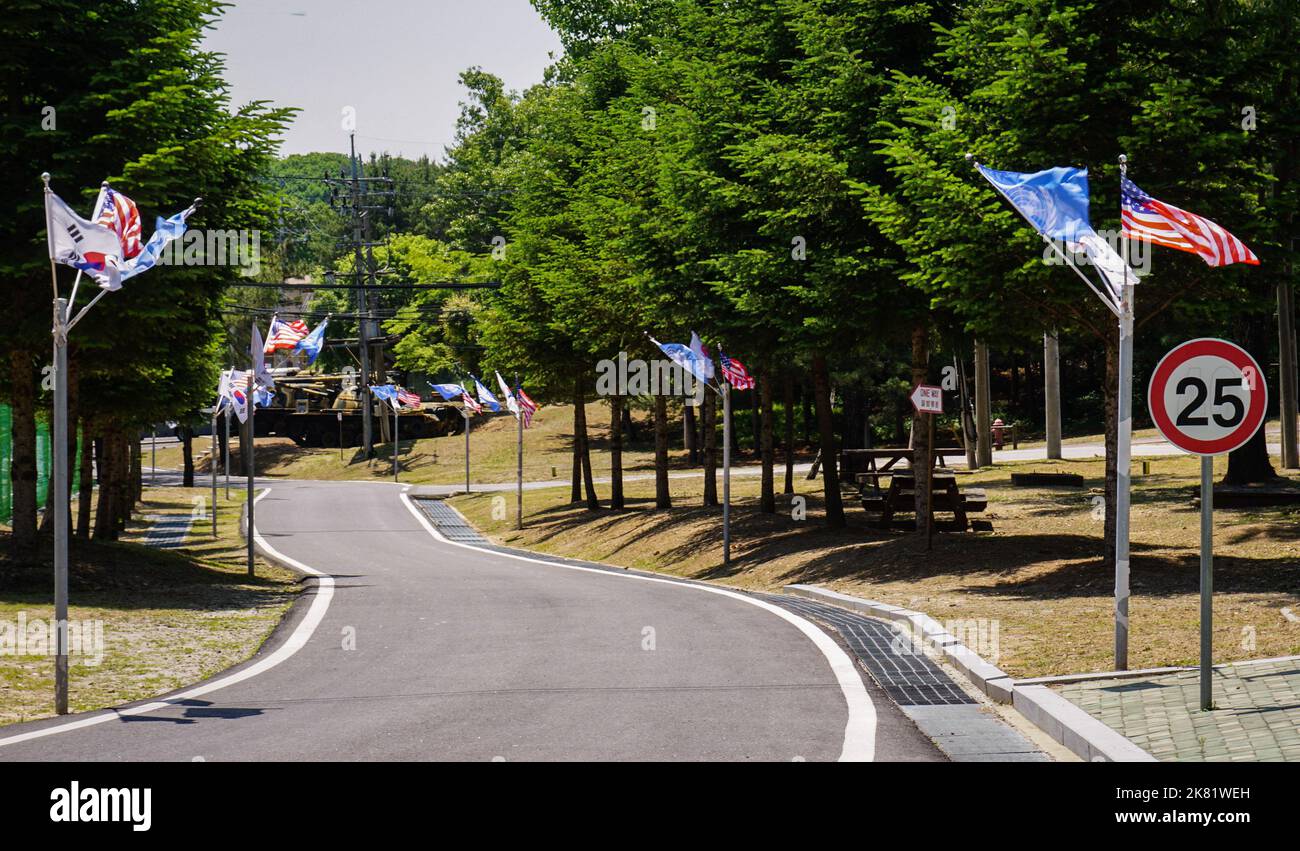 Panmunjom, South Korea. 27th May, 2017. Flags of South Korea, the ...