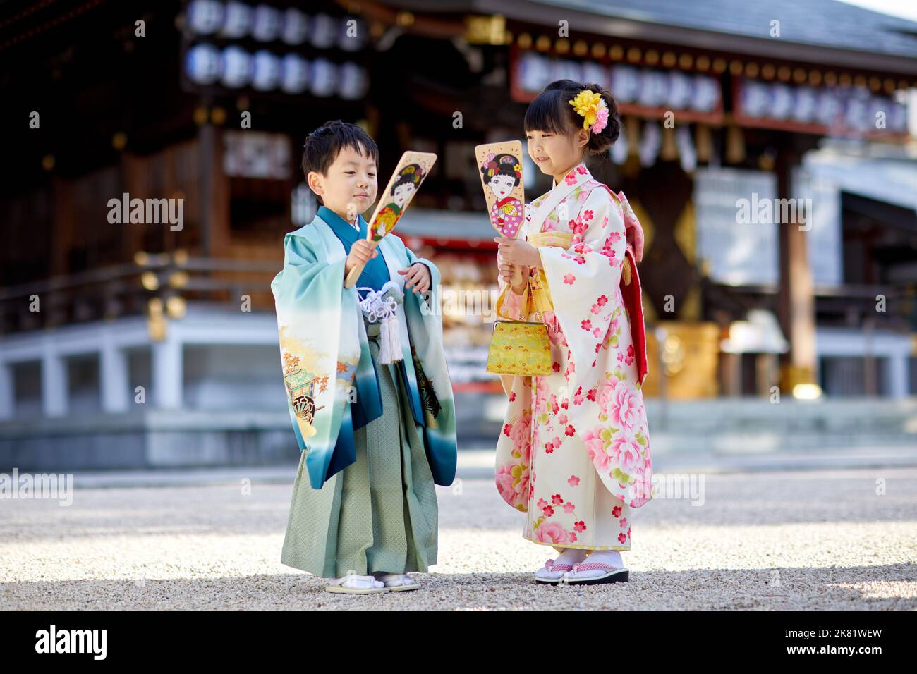 Japanese kids wearing kimonos at the temple Stock Photo - Alamy