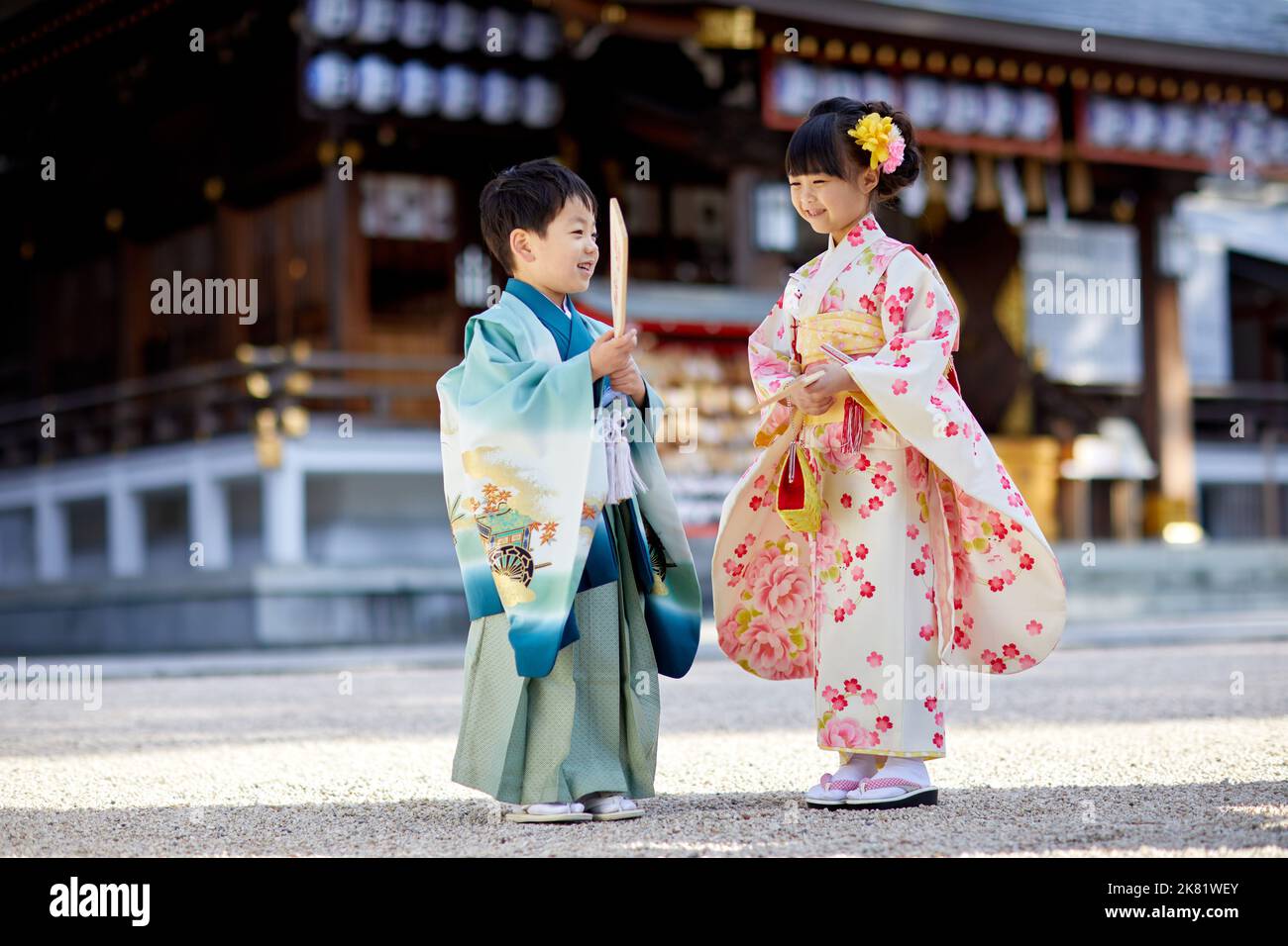 Japanese kids wearing kimonos at the temple Stock Photo - Alamy