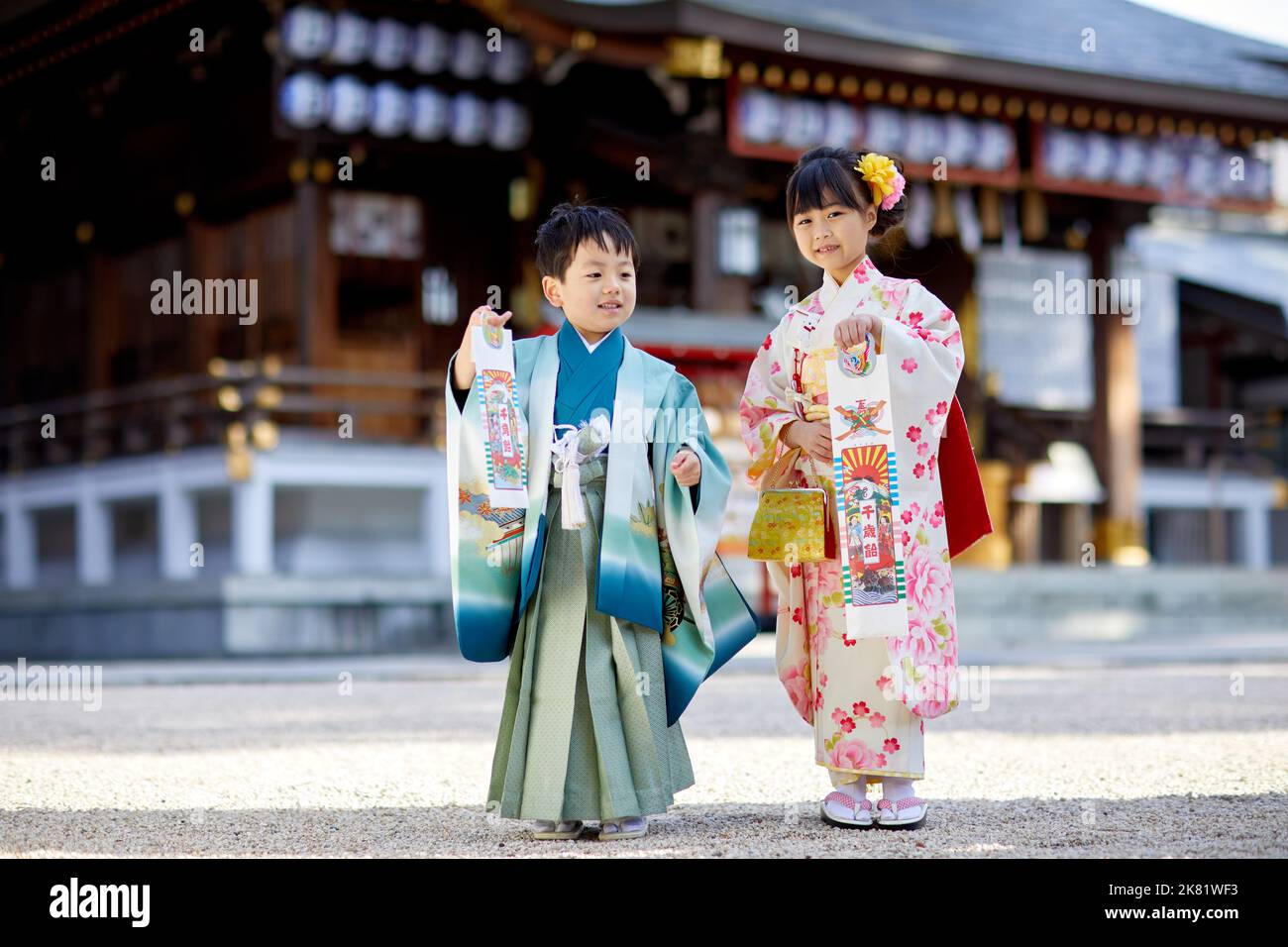 Japanese kids wearing kimonos at the temple Stock Photo - Alamy