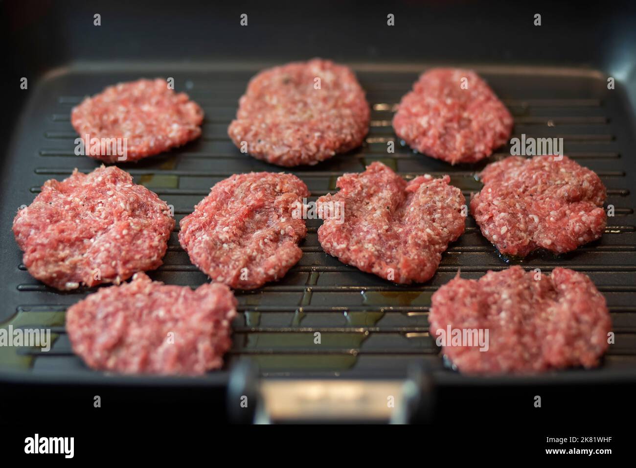 Ground round grill hi-res stock photography and images - Alamy