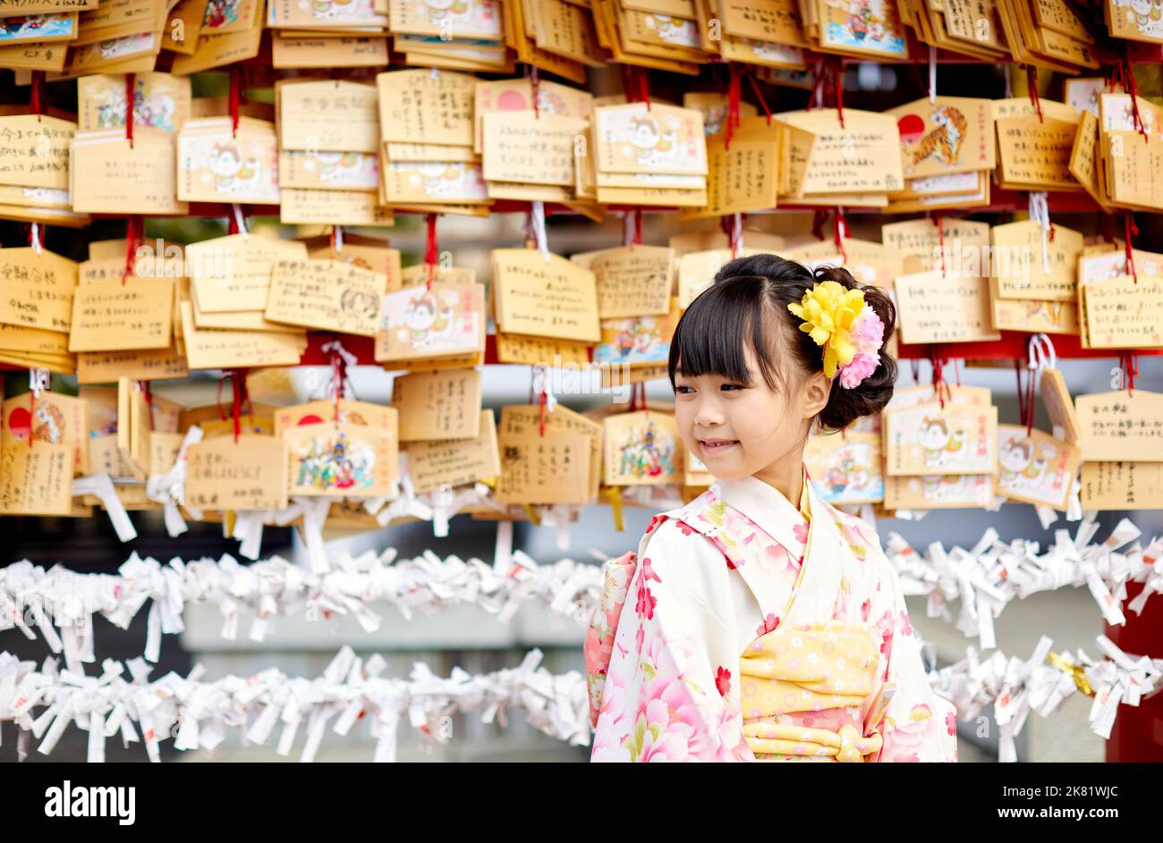 Japanese kid wearing kimono at the temple Stock Photo - Alamy