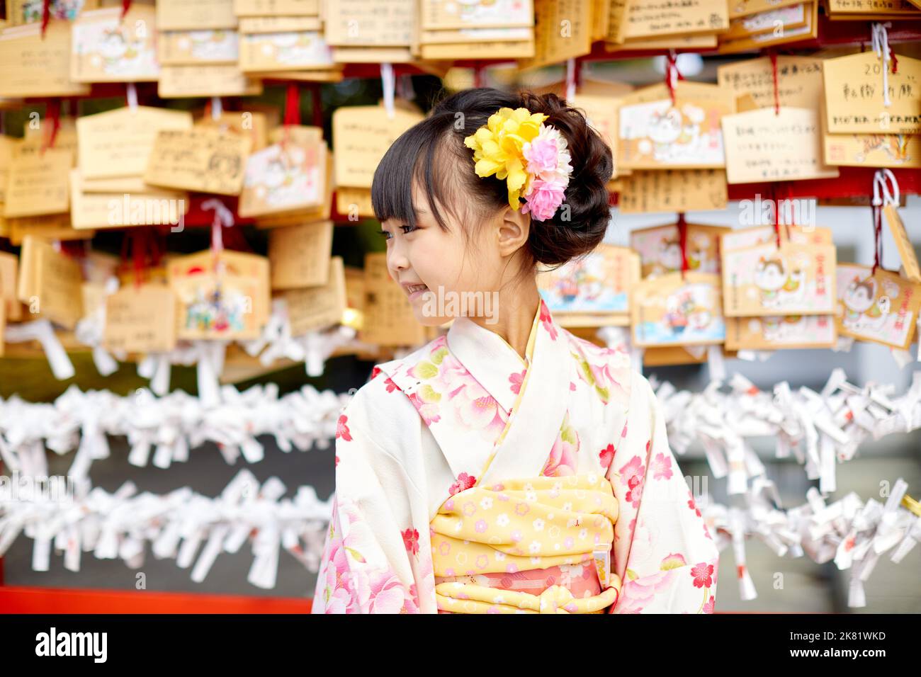 Japanese kid wearing kimono at the temple Stock Photo - Alamy