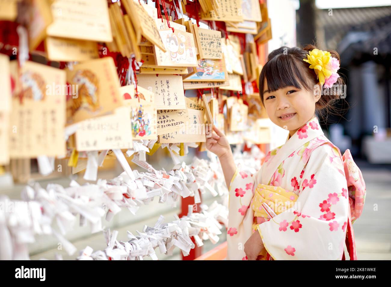 Japanese kid wearing kimono at the temple Stock Photo - Alamy