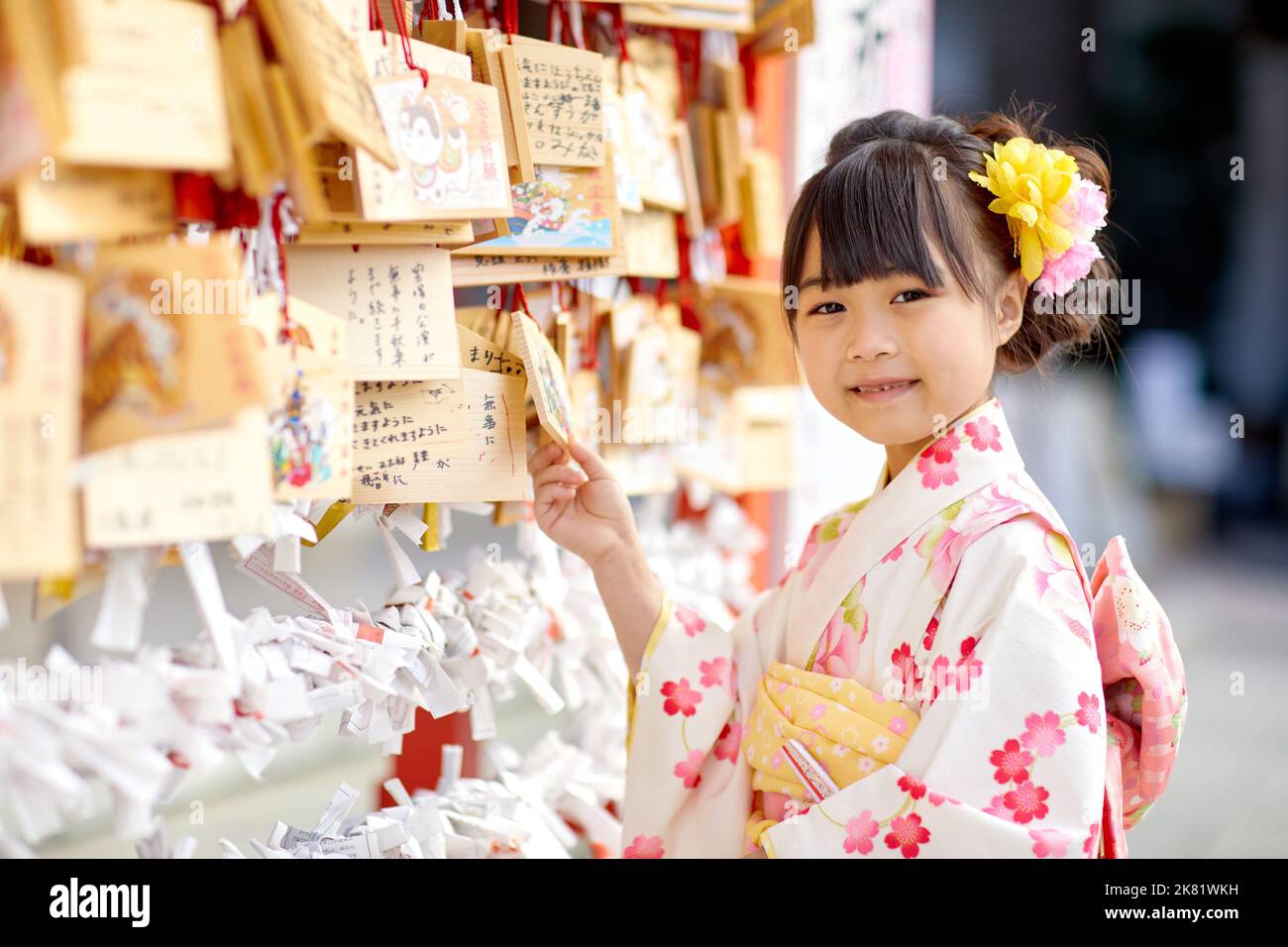 Japanese kid wearing kimono at the temple Stock Photo - Alamy