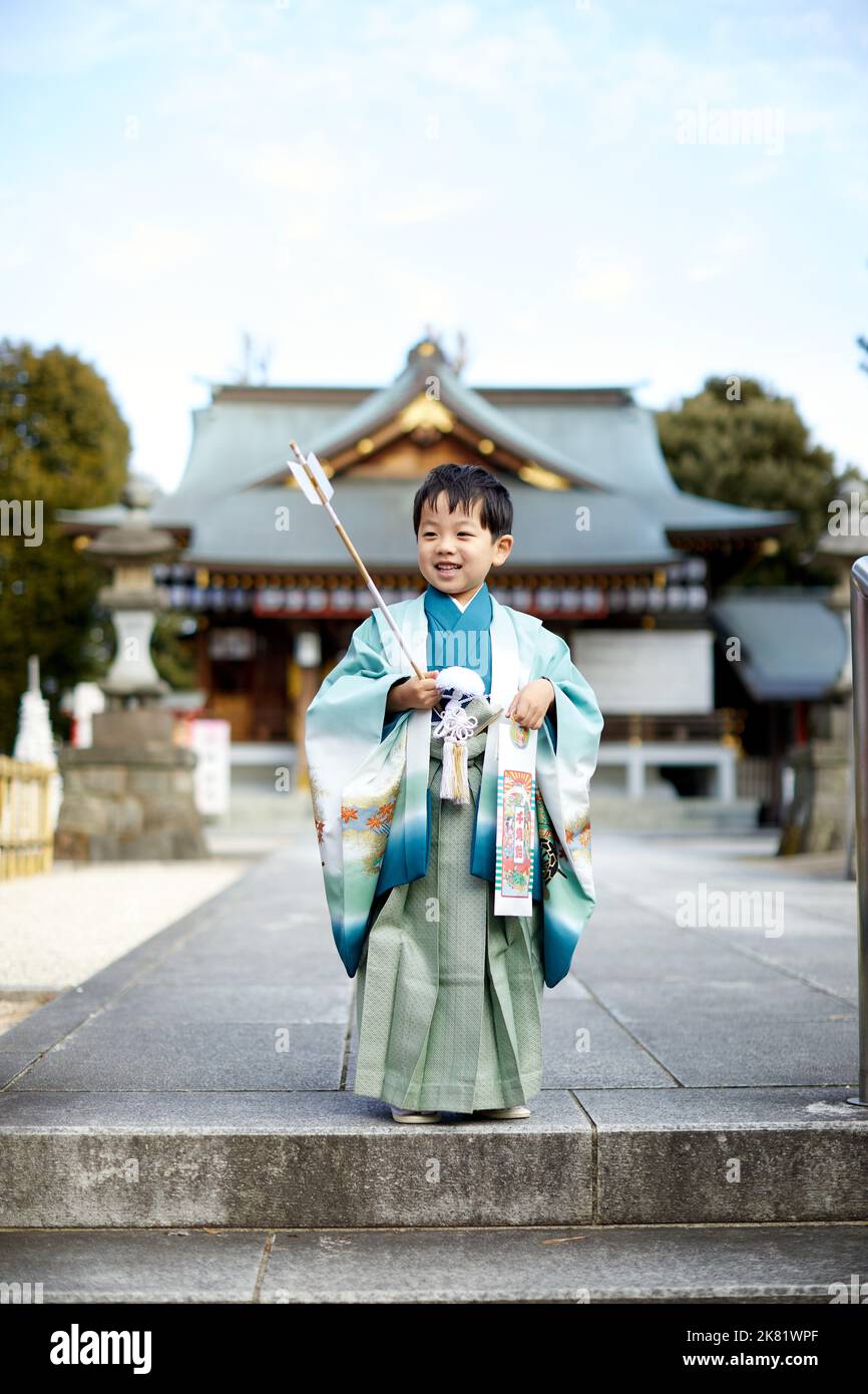Japanese kid wearing kimono at the temple Stock Photo - Alamy