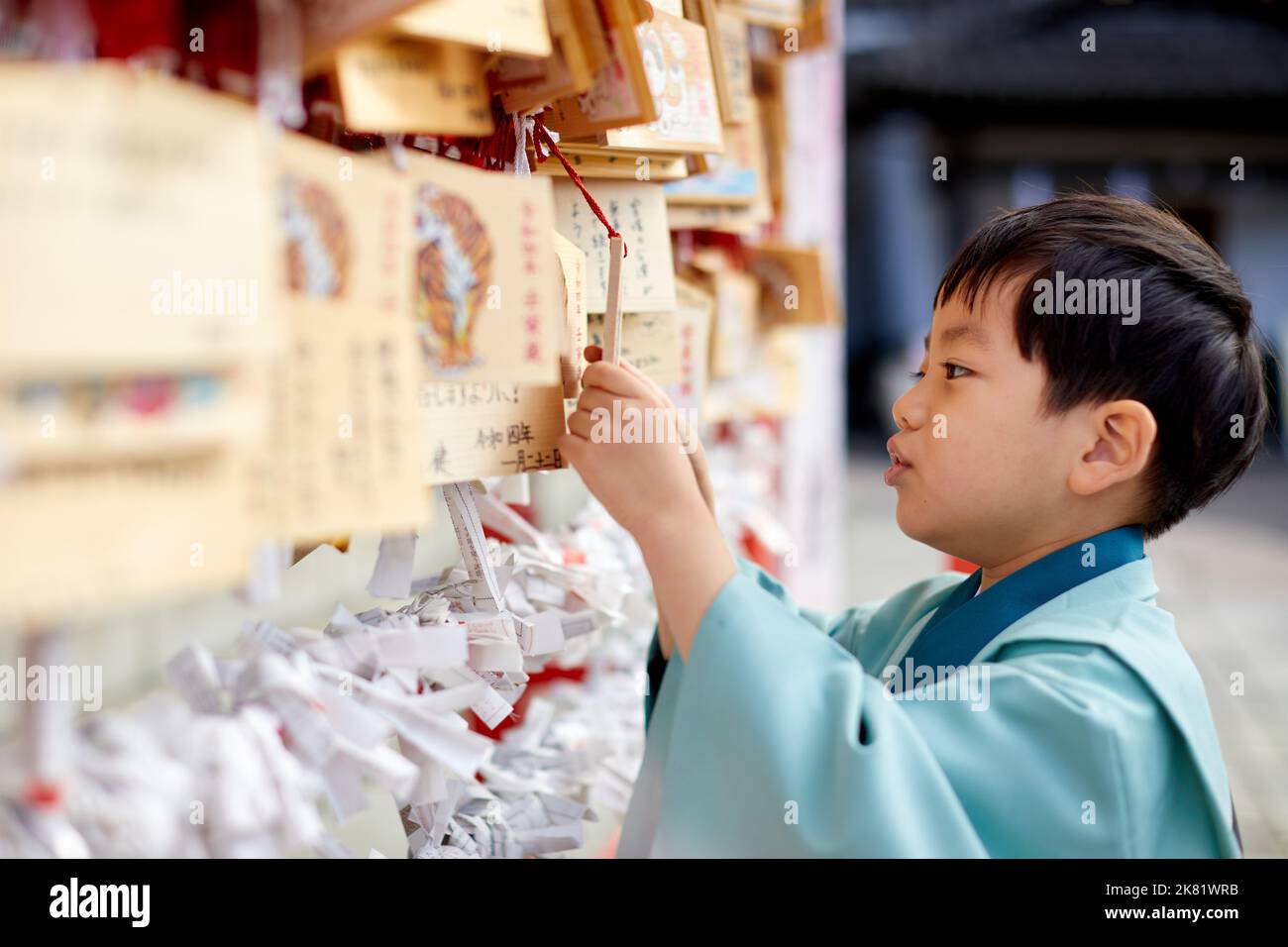 Japanese kid wearing kimono at the temple Stock Photo - Alamy