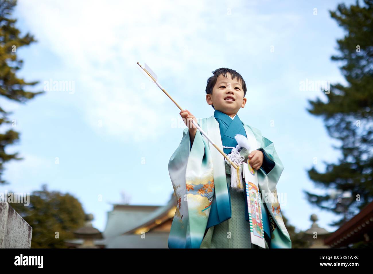 Japanese kid wearing kimono at the temple Stock Photo - Alamy