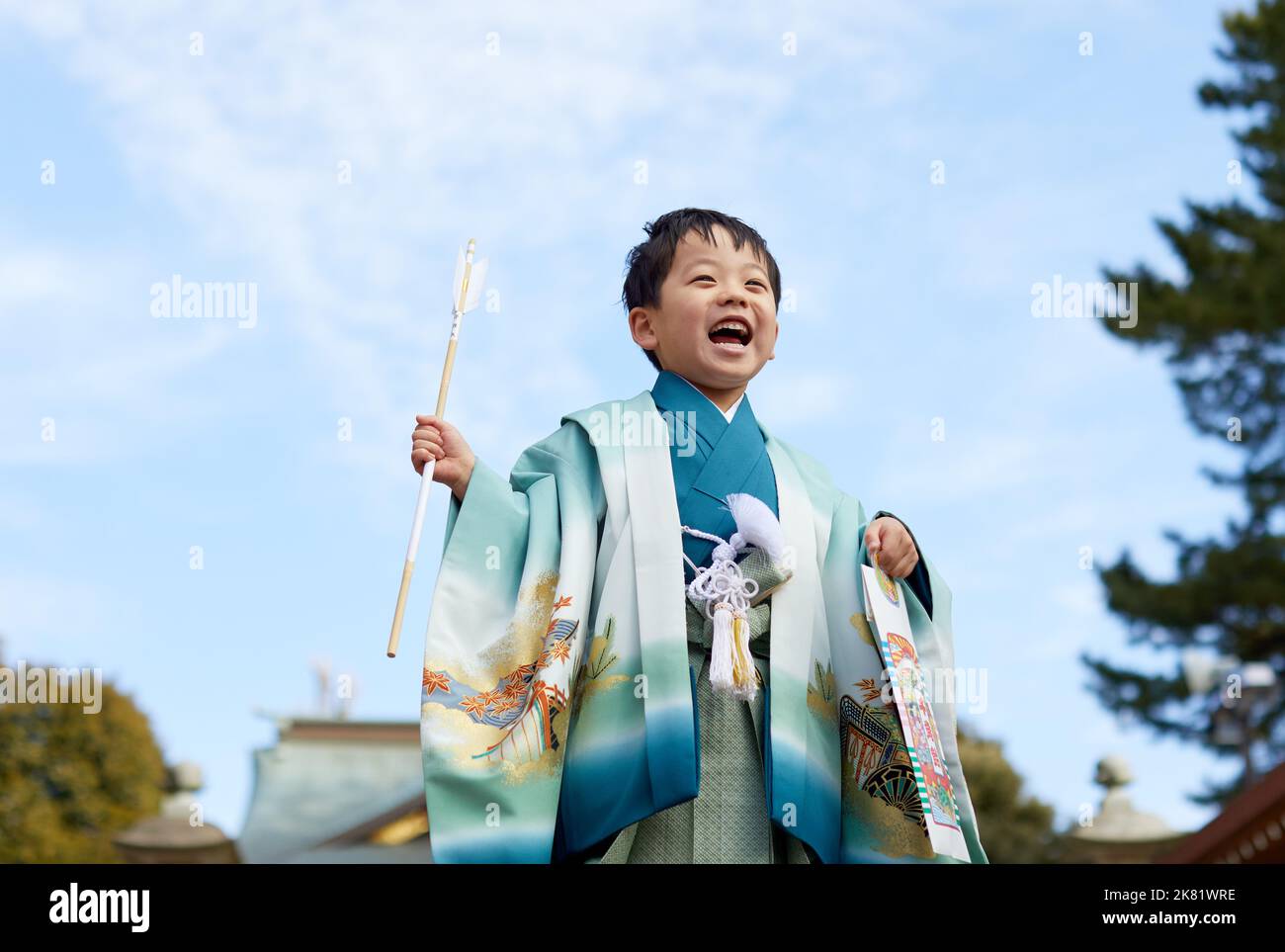 Japanese kid wearing kimono at the temple Stock Photo - Alamy