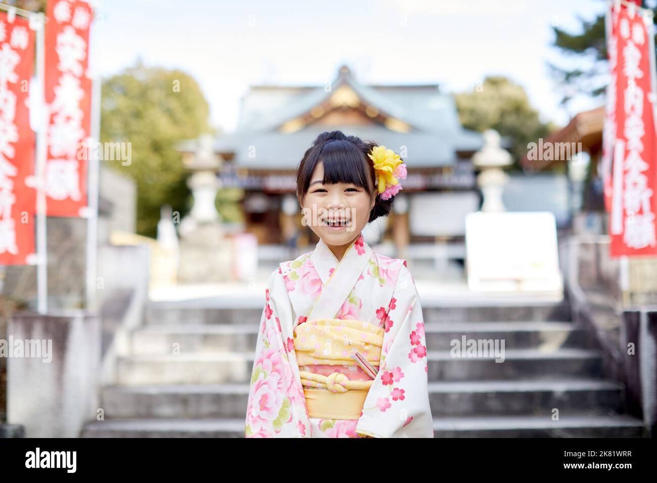 Japanese kid wearing kimono at the temple Stock Photo - Alamy