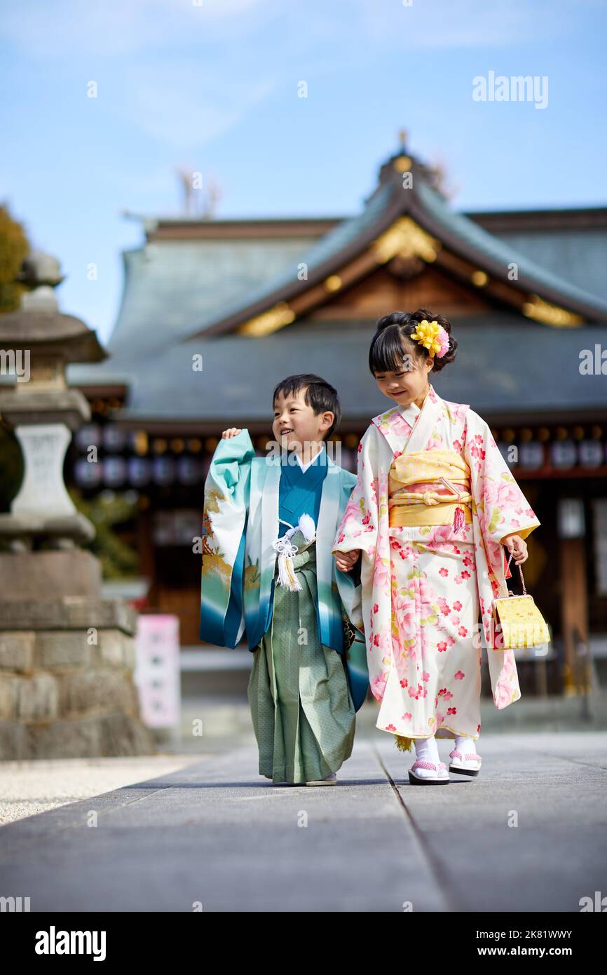 Japanese kids wearing kimonos at the temple Stock Photo - Alamy