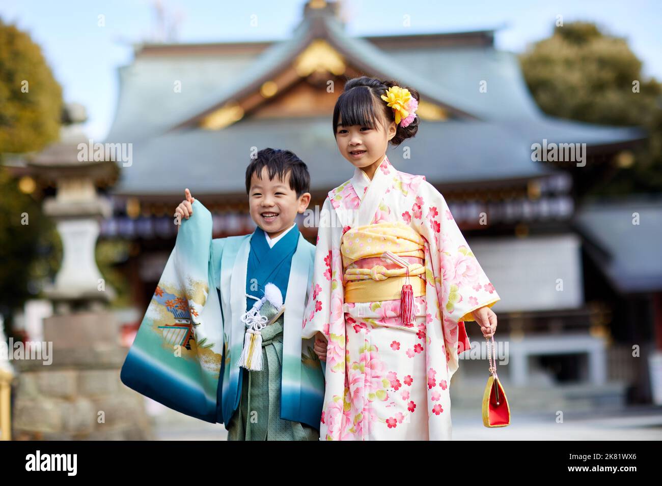 Asian girls wearing kimonos hi-res stock photography and images - Alamy