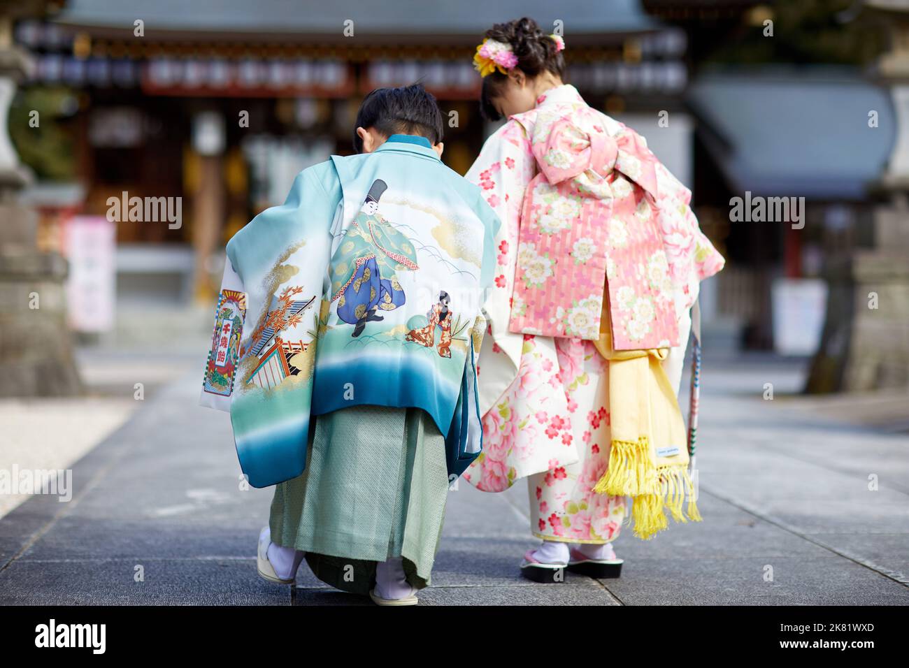 Japanese kids wearing kimonos at the temple Stock Photo - Alamy