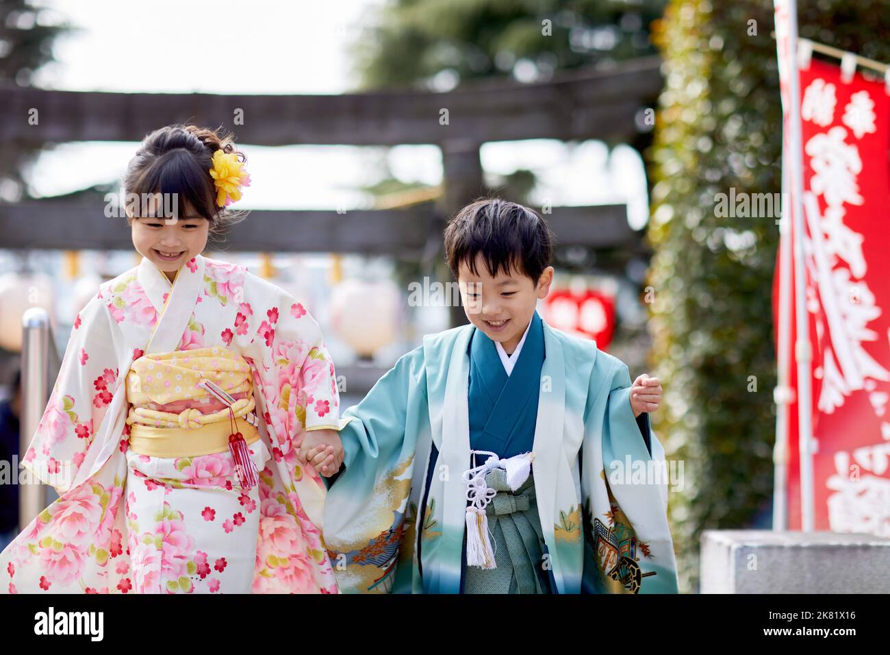 Japanese kids wearing kimonos at the temple Stock Photo - Alamy