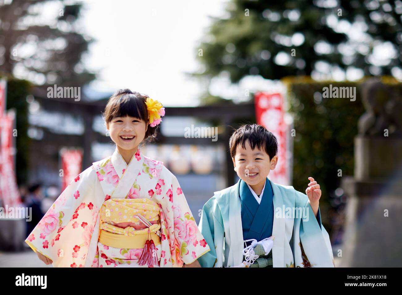 Japanese kids wearing kimonos at the temple Stock Photo - Alamy
