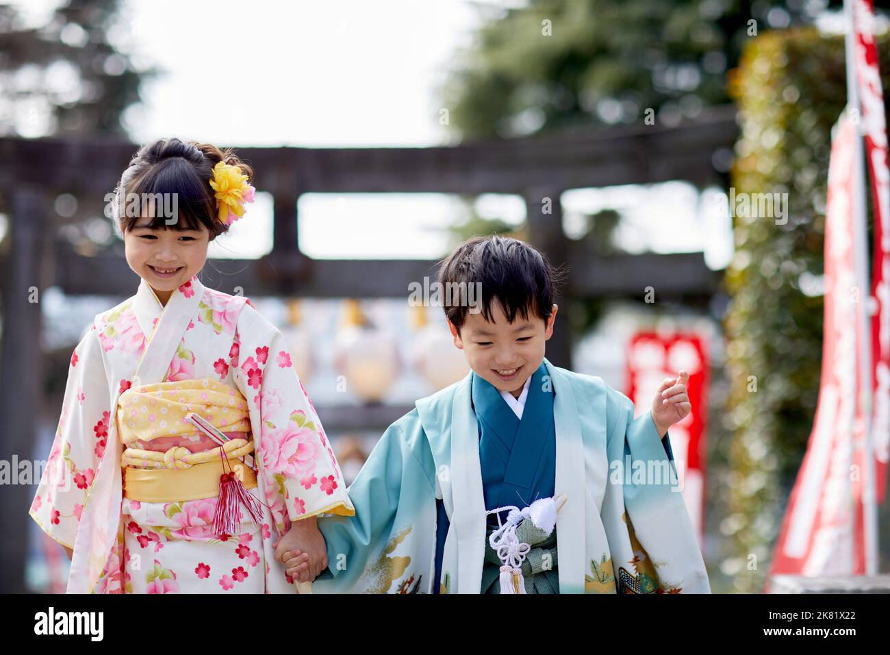 Japanese kids wearing kimonos at the temple Stock Photo - Alamy