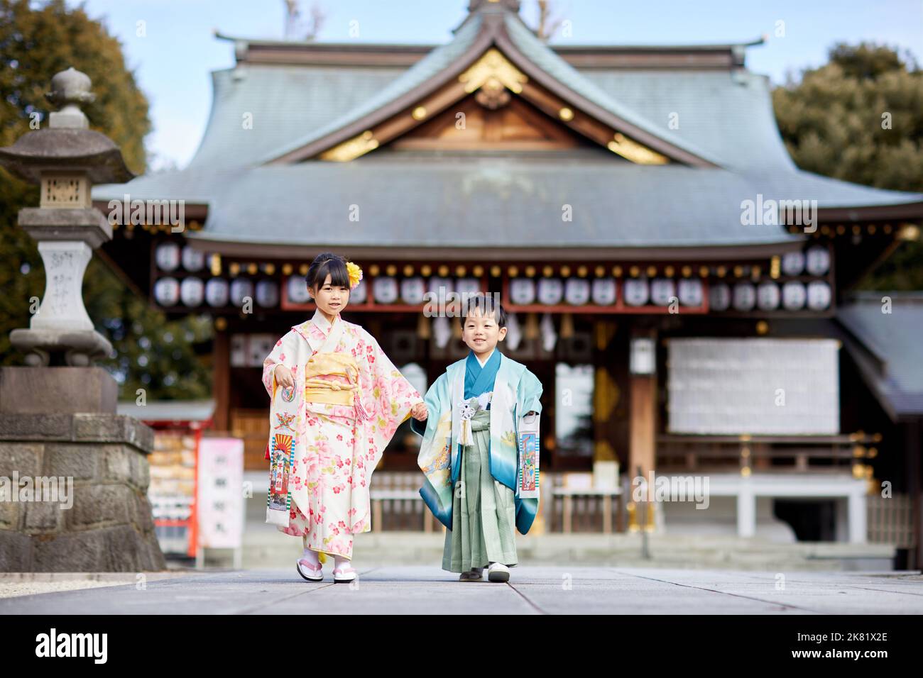 Japanese kids wearing kimonos at the temple Stock Photo - Alamy