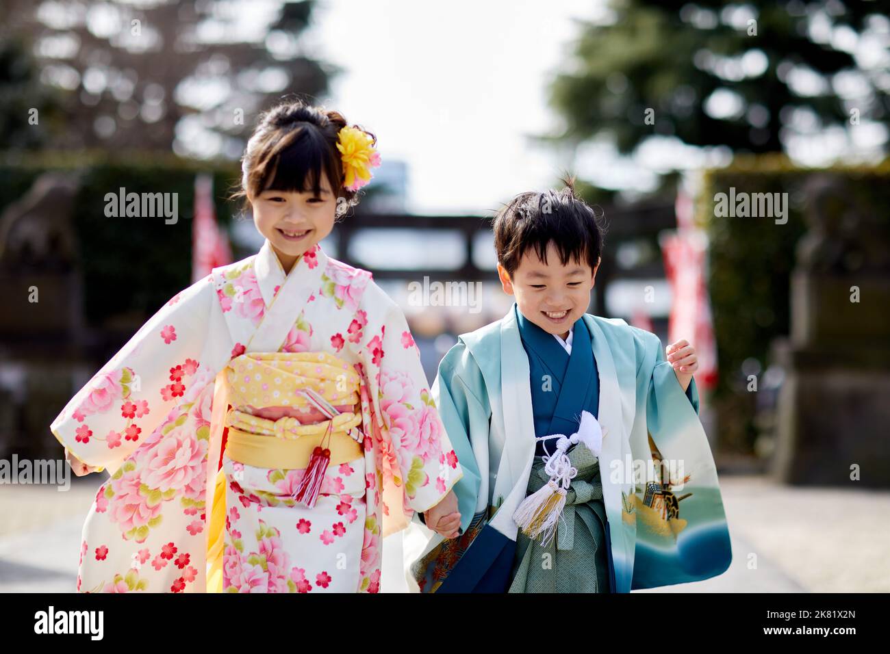 Japanese kids wearing kimonos at the temple Stock Photo - Alamy