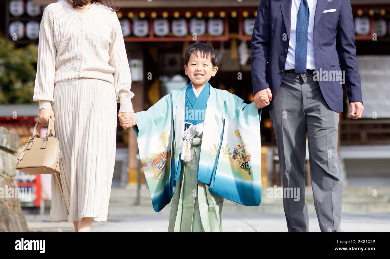 Japanese family at the temple Stock Photo - Alamy