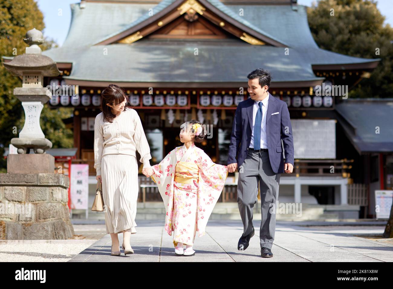 Japanese family at the temple Stock Photo - Alamy