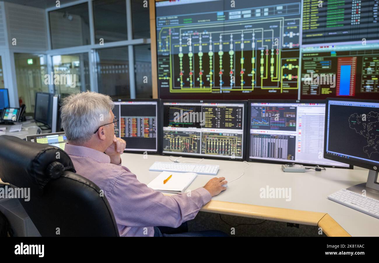 20 October 2022, Saxony, Taucha: An employee in the control room of the ...