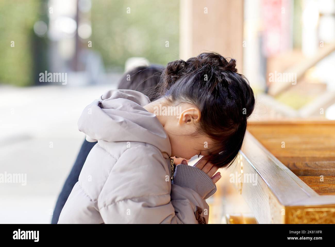 Japanese kids praying at the temple Stock Photo - Alamy