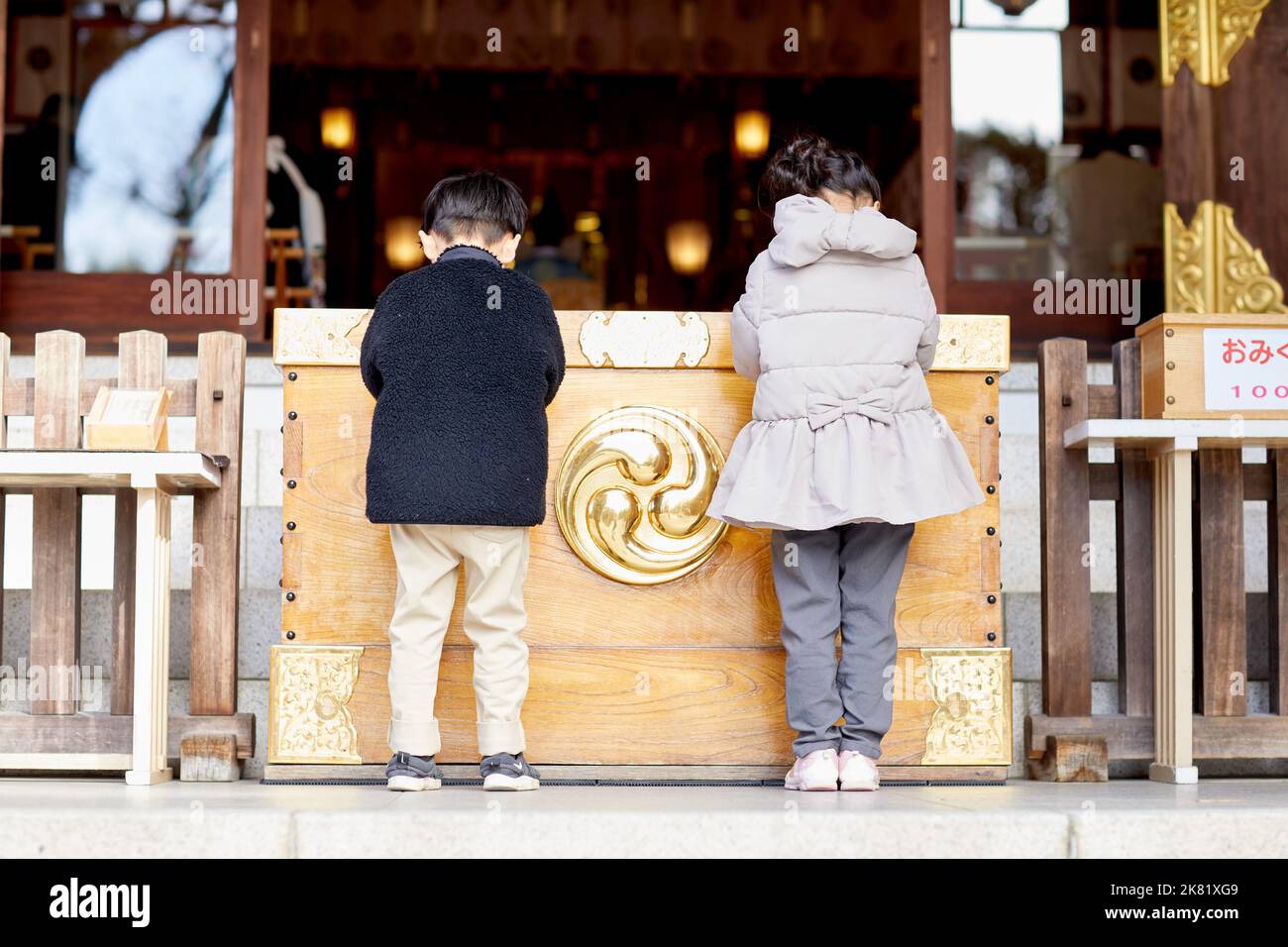Japanese kids praying at the temple Stock Photo - Alamy