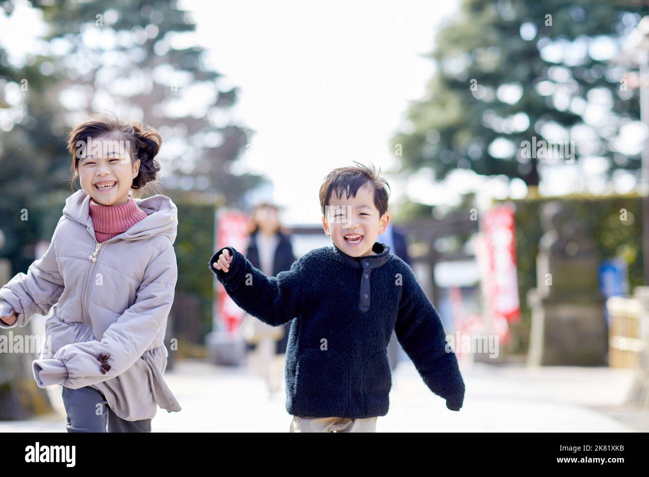 Japanese family at the temple Stock Photo - Alamy