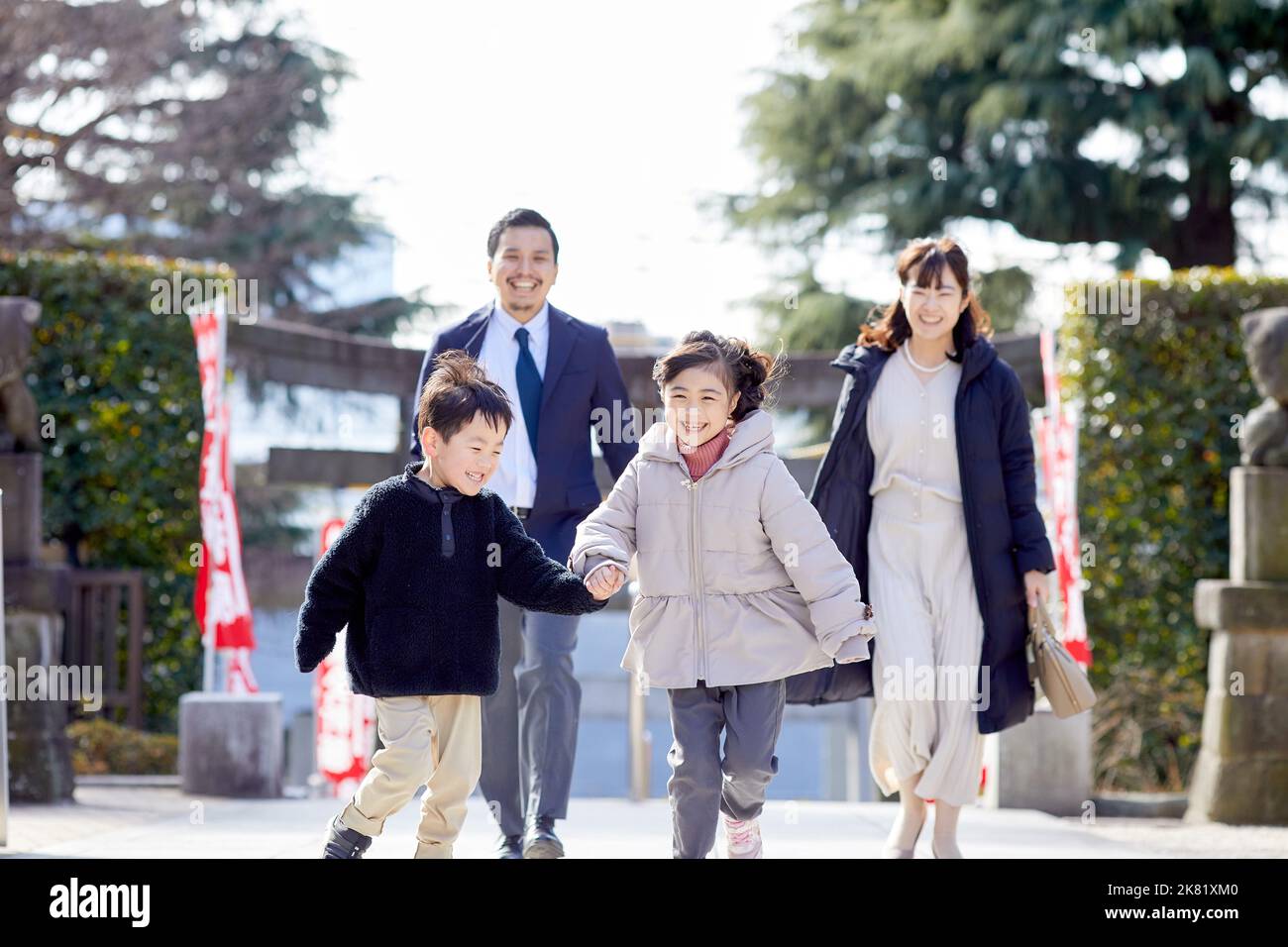 Japanese family at the temple Stock Photo - Alamy