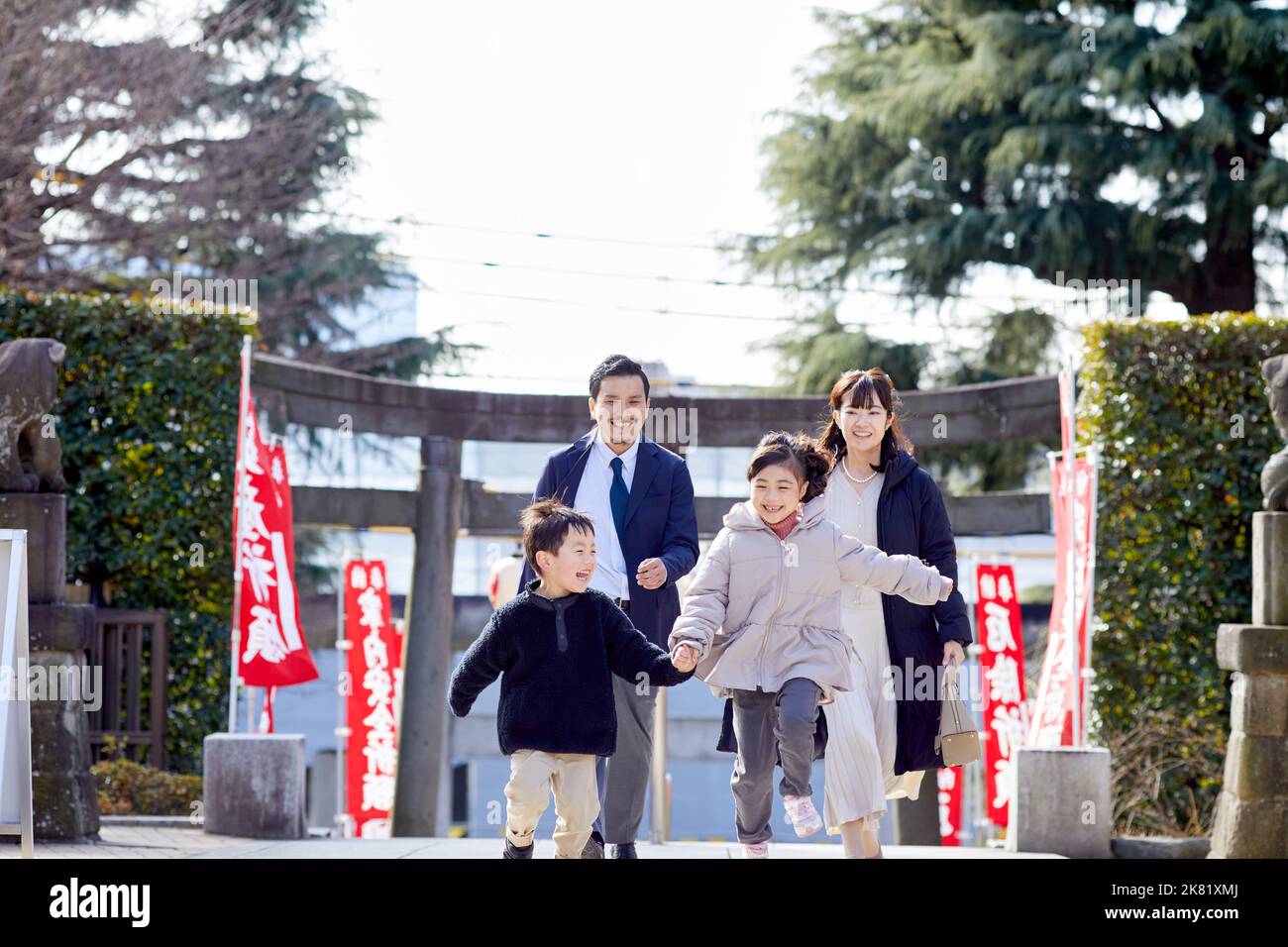 Japanese family at the temple Stock Photo - Alamy