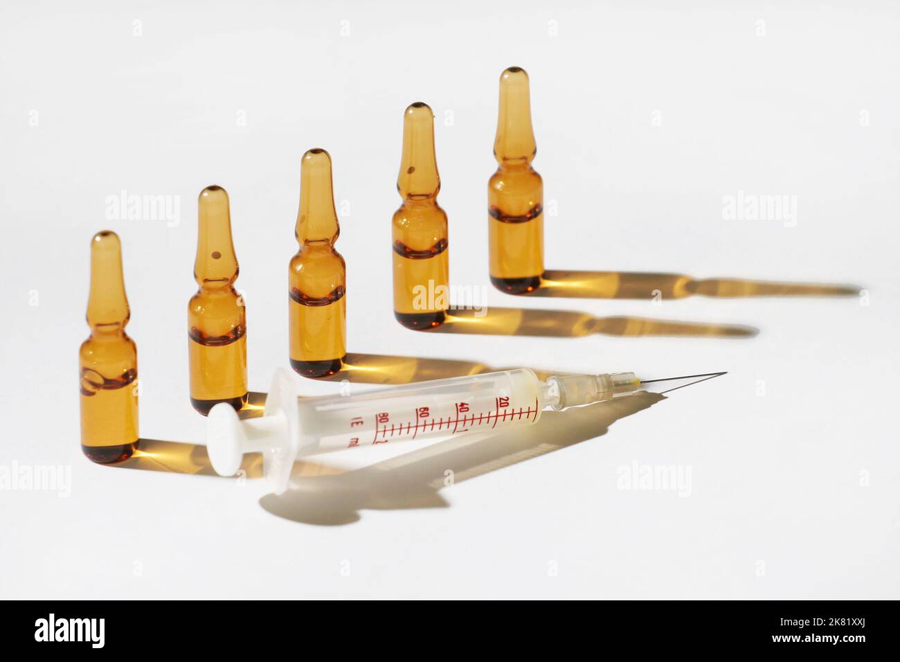 Five medical phials with syringe isolated on white Stock Photo - Alamy